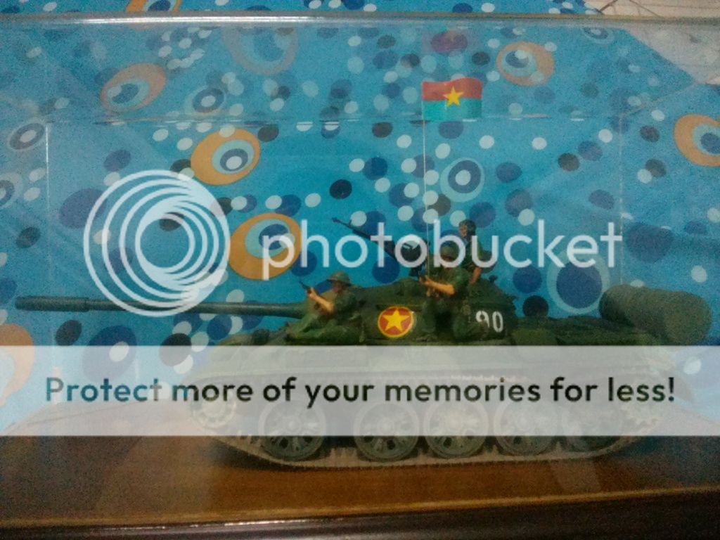 HCM - - Bán mô hình xe tăng T54 số hiệu 390 húc đổ cổng dinh Độc Lập 30 ...
